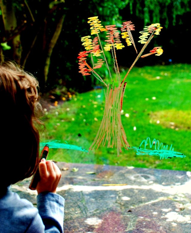 Kids drawing on windows and sliding doors | ofamily learning together