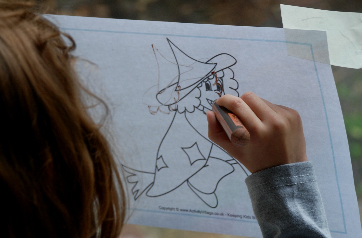 Kids drawing on windows and sliding doors | ofamily learning together