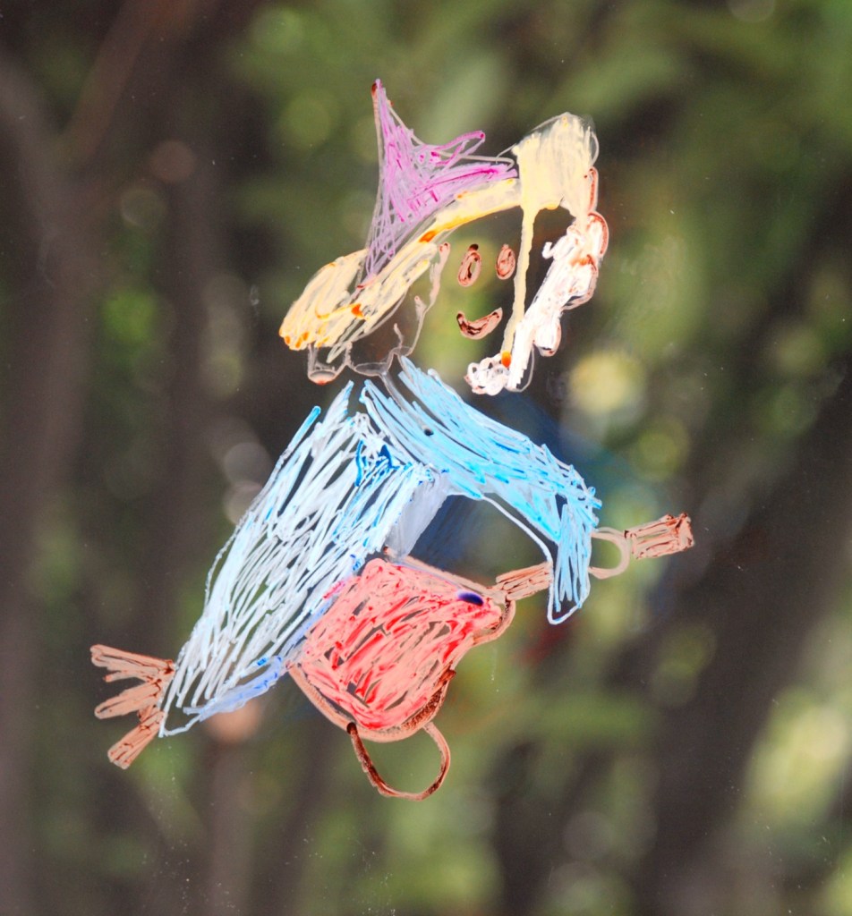 Kids drawing on windows and sliding doors | ofamily learning together